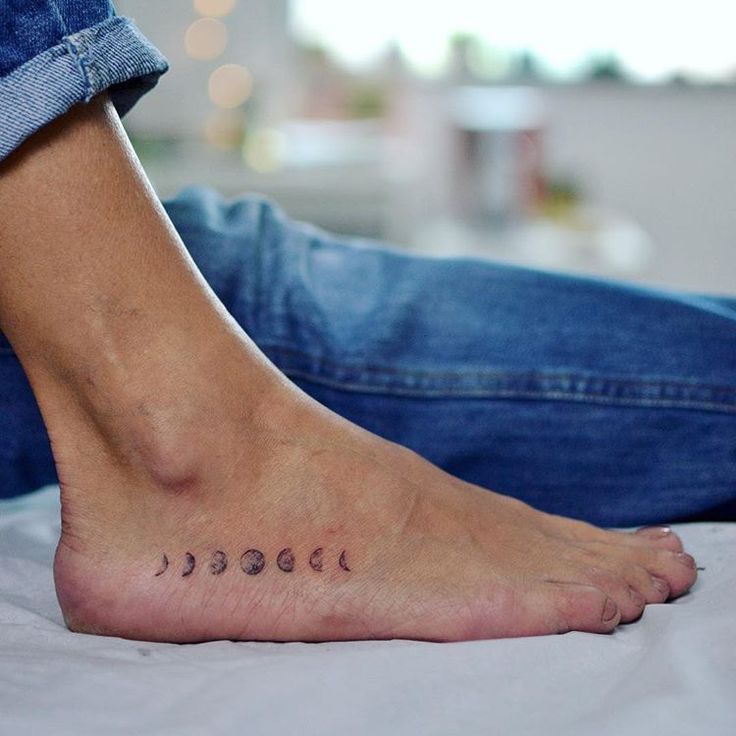 Tatuaje De Luna En El Pie